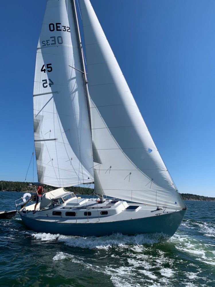 Solar-powered sailing around the world - Victron Energy