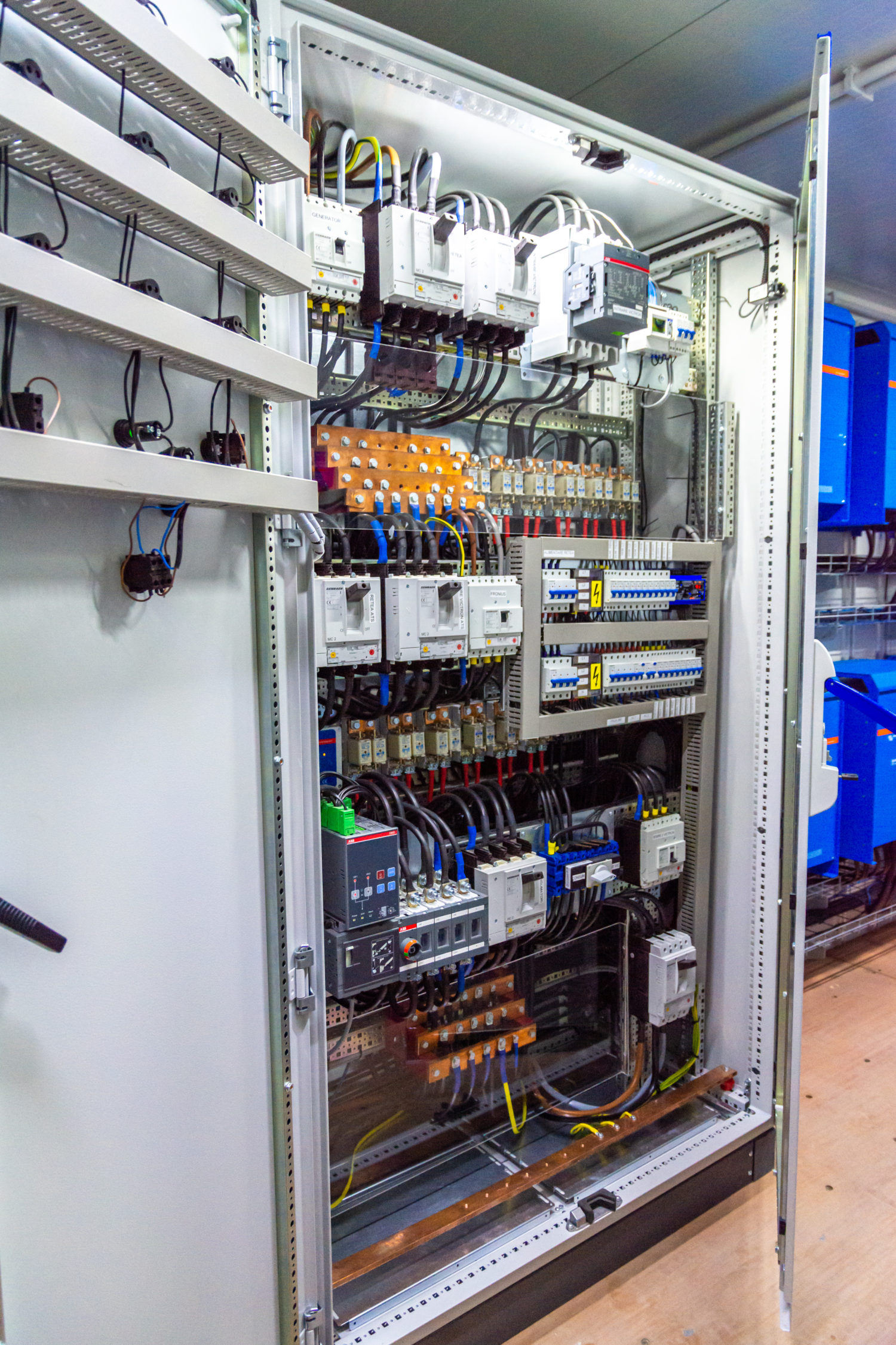 Private 3-Phase for lab-equipment manufacturer - Victron Energy